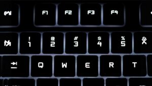 Onde fica a tecla Shift no teclado?