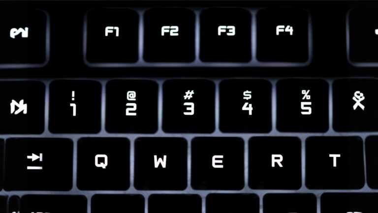 Onde fica a tecla Shift no teclado?